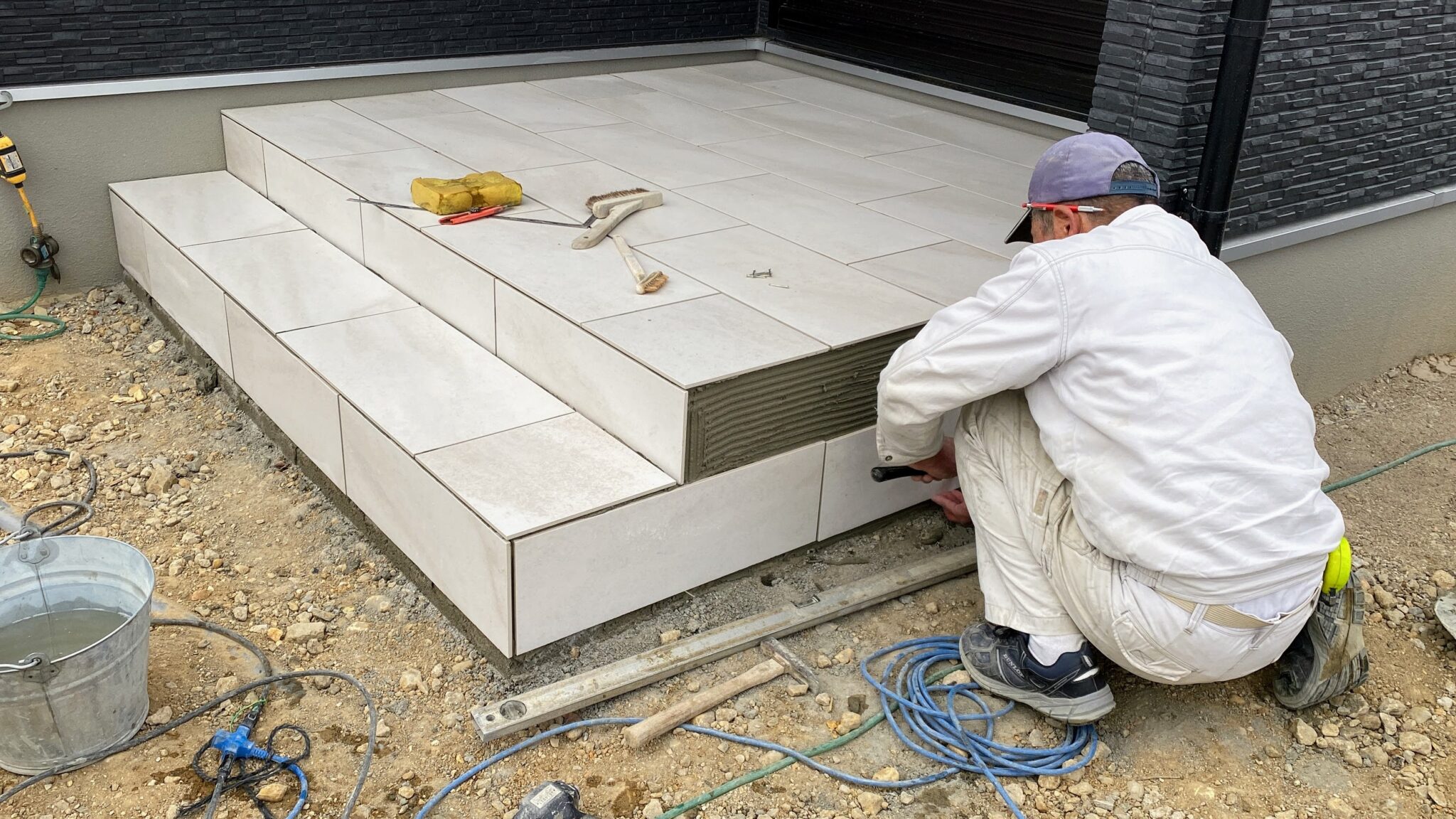 タイルデッキのDIYは簡単？施工方法を外構のプロが徹底解説